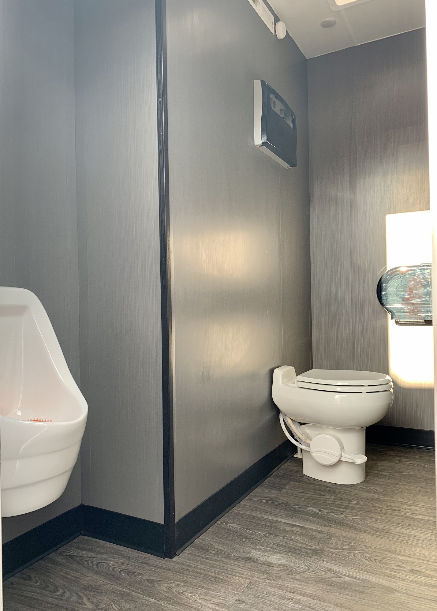 2 Restroom with Rear Wash Station – THE ROLLING THRONE