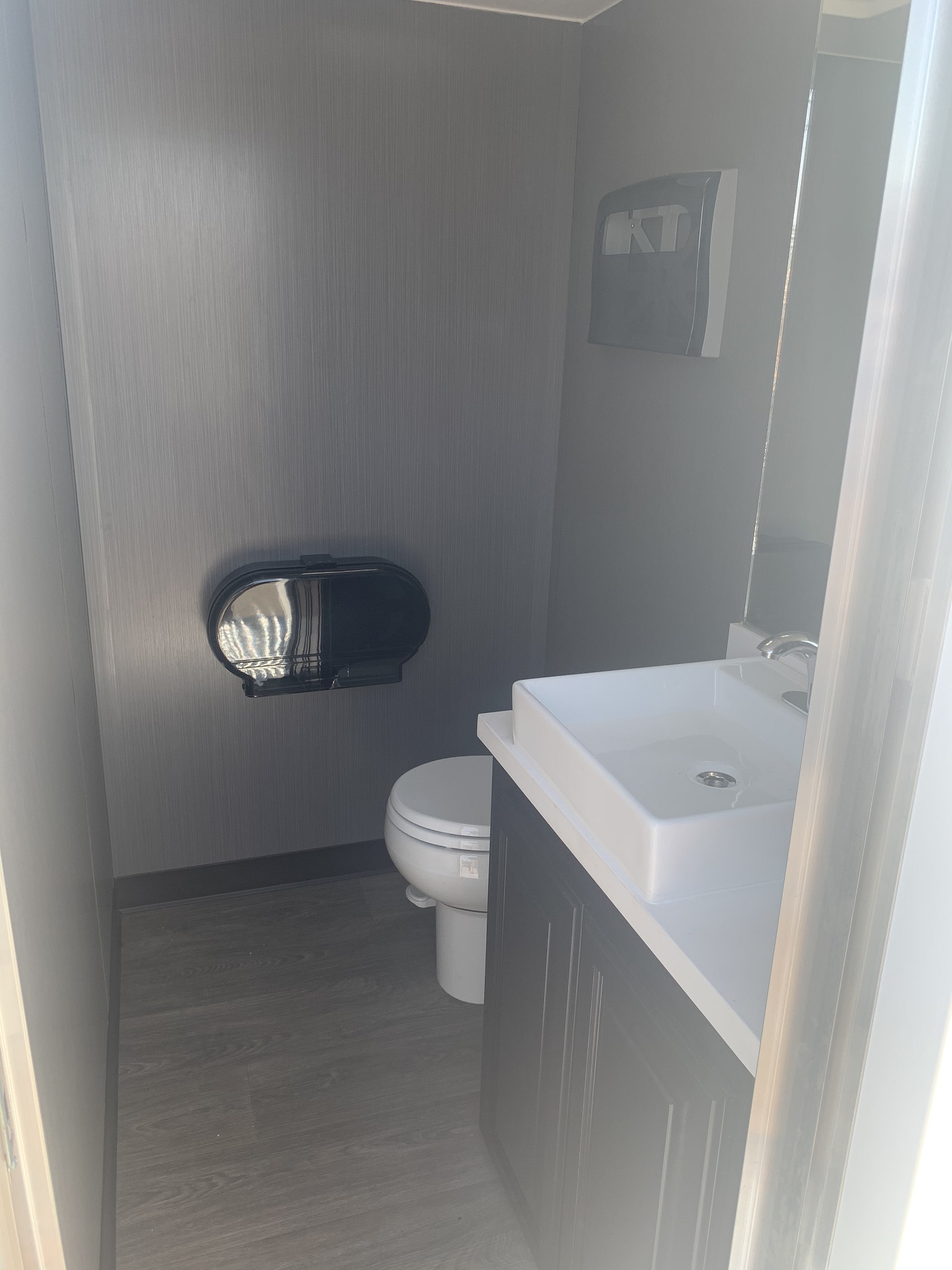 4 Stall Platform Trailer – THE ROLLING THRONE